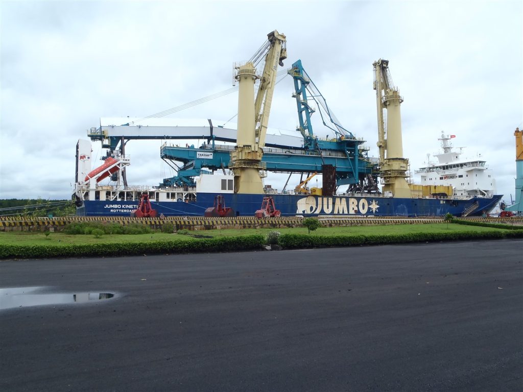 Beast meets giant: Jumbo kinetic transports 1435 tonne shiploader ...