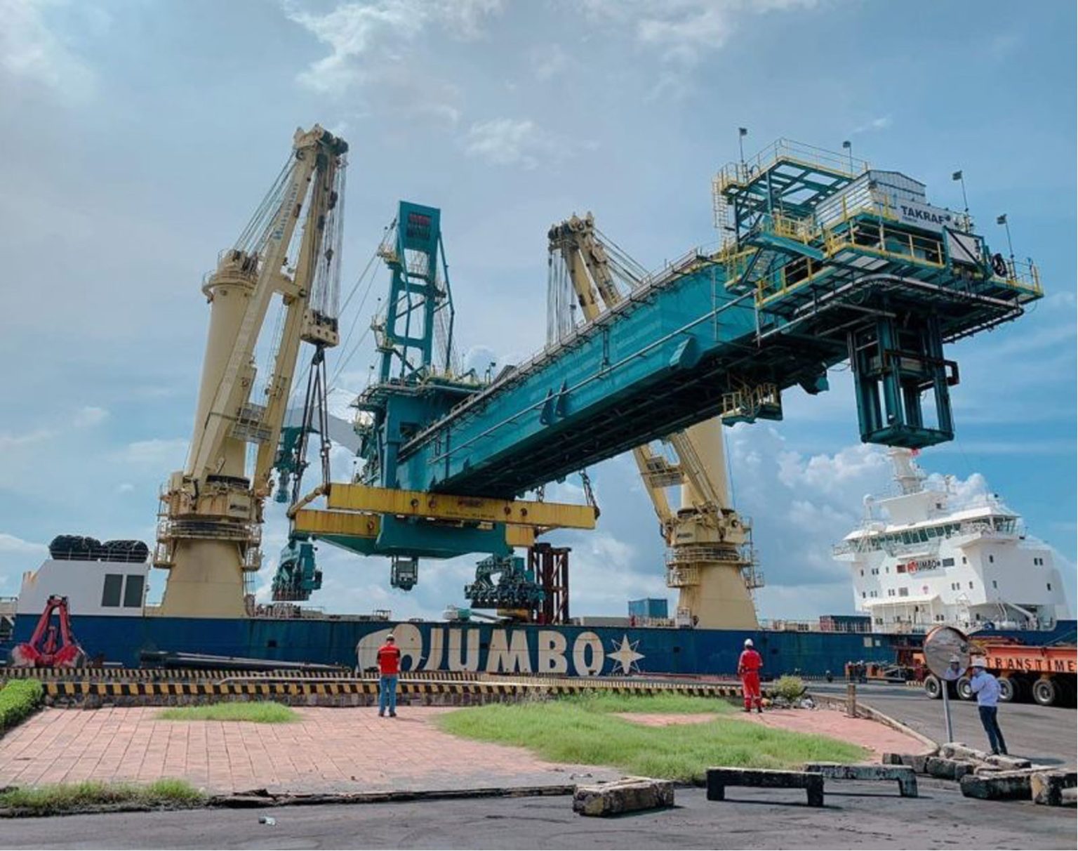 Beast meets giant: Jumbo kinetic transports 1435 tonne shiploader ...