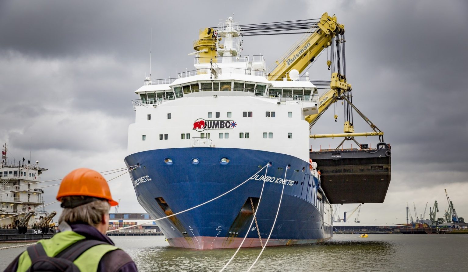 Jumbo Kinetic loads 4 heavy barges in Rotterdam » Jumbo Maritime